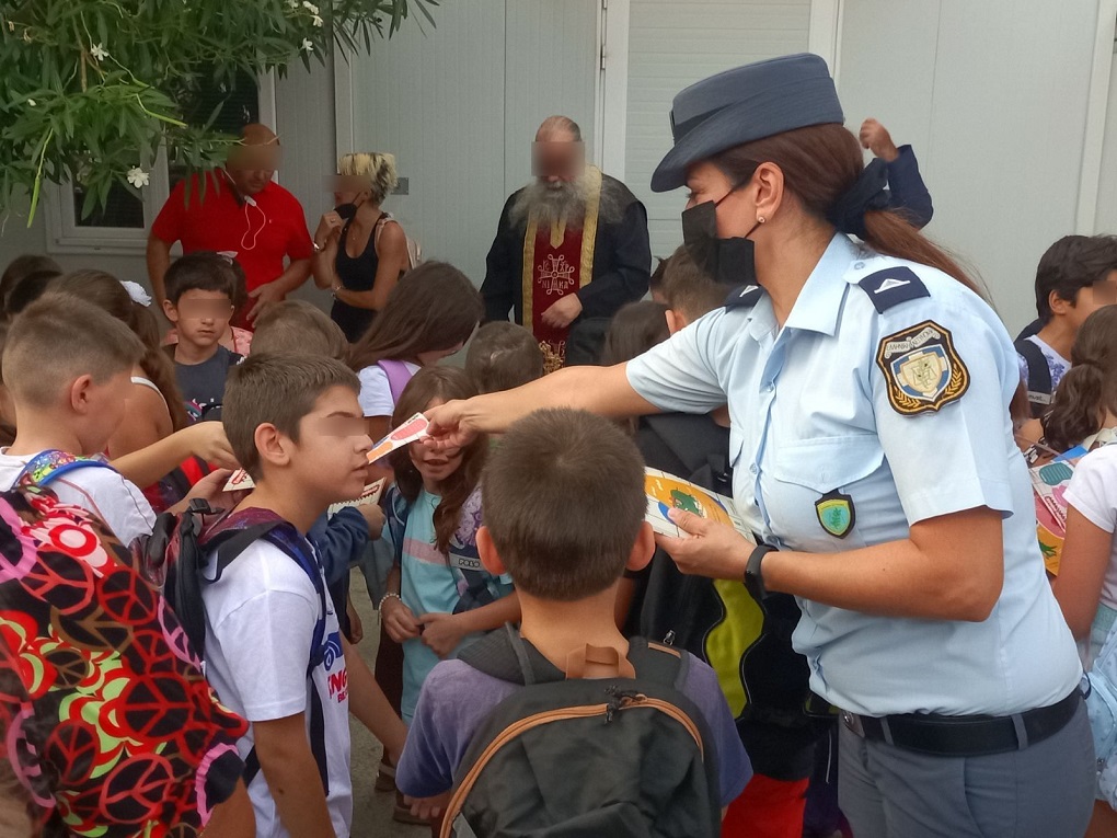 Ενημερωτικό υλικό διένειμαν αστυνομικοί σε μαθητές δημοτικών σχολείων ...