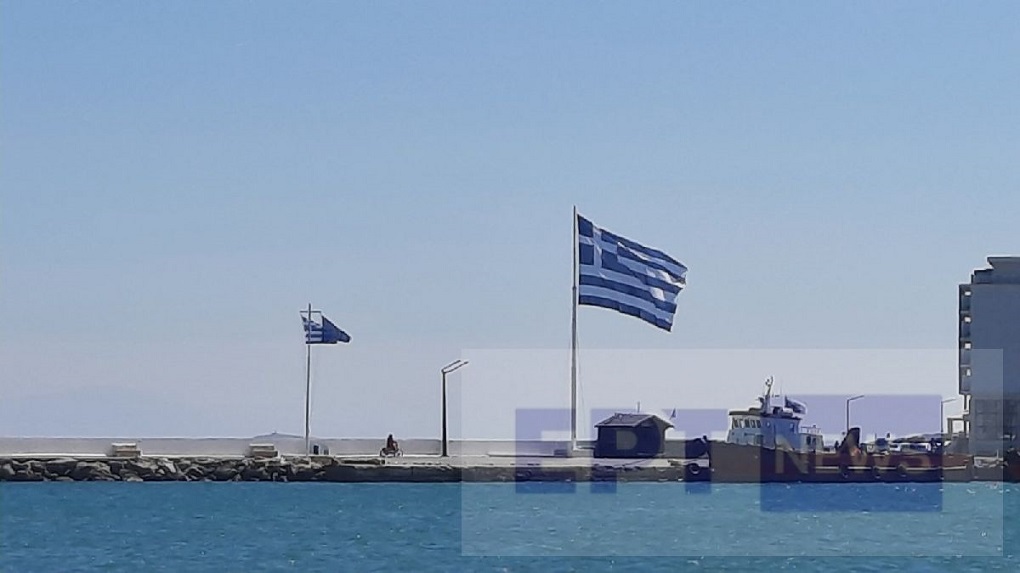 Χίος: Κυματίζει η Μεγάλη Σημαία στο λιμάνι- Μηνύματα για την 25η ...