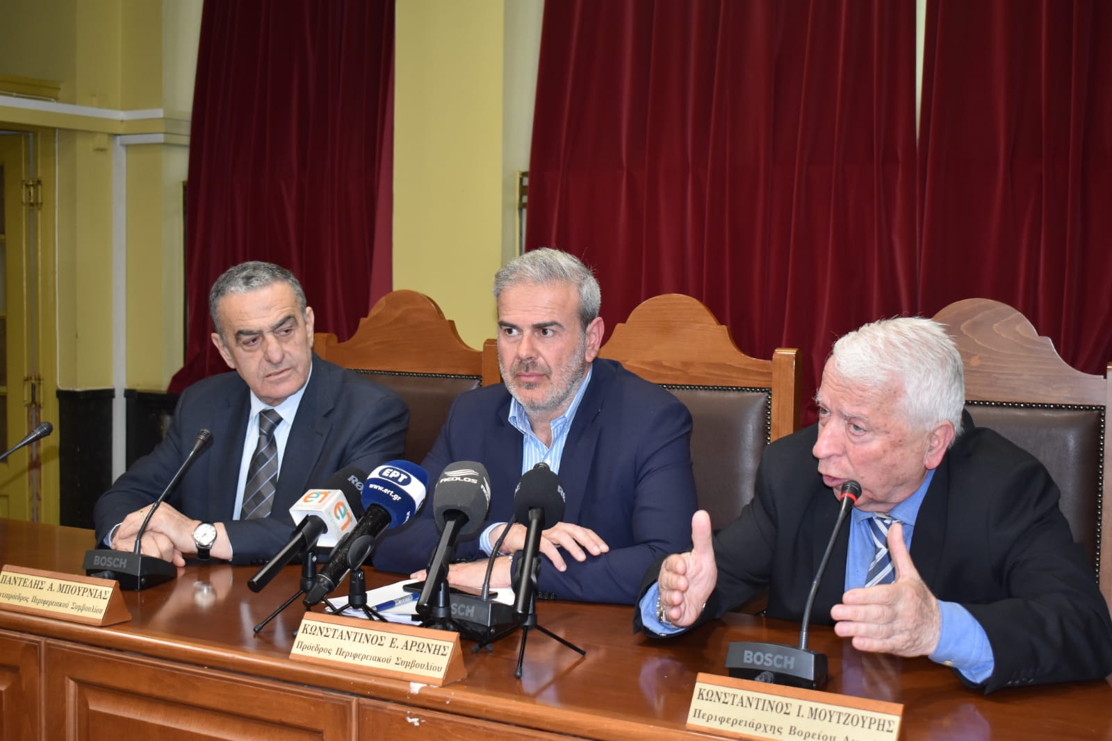 Ο Περιφερειάρχης Βορείου Αιγαίου Κωνσταντίνος Μουτζούρης υποδέχθηκε τον ...