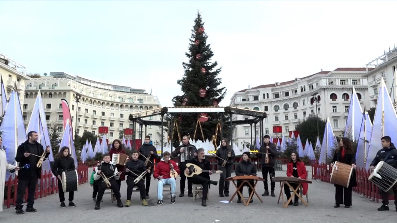 Παραδοσιακά κάλαντα και χριστουγεννιάτικες μελωδίες σε κάθε γωνιά της ...