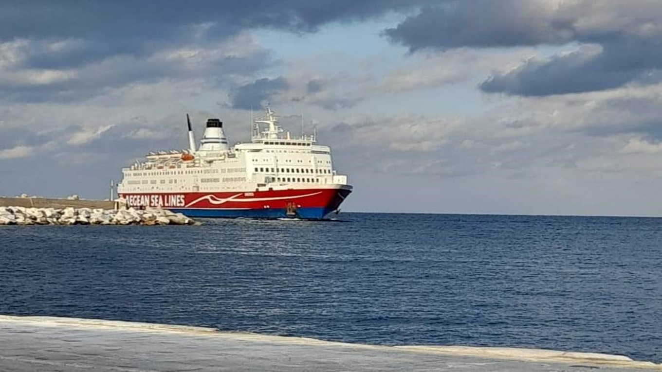Το πλοίο "Άνεμος" προσεγγίζει στο λιμάνι της Μύρινα .(βίντεο ...